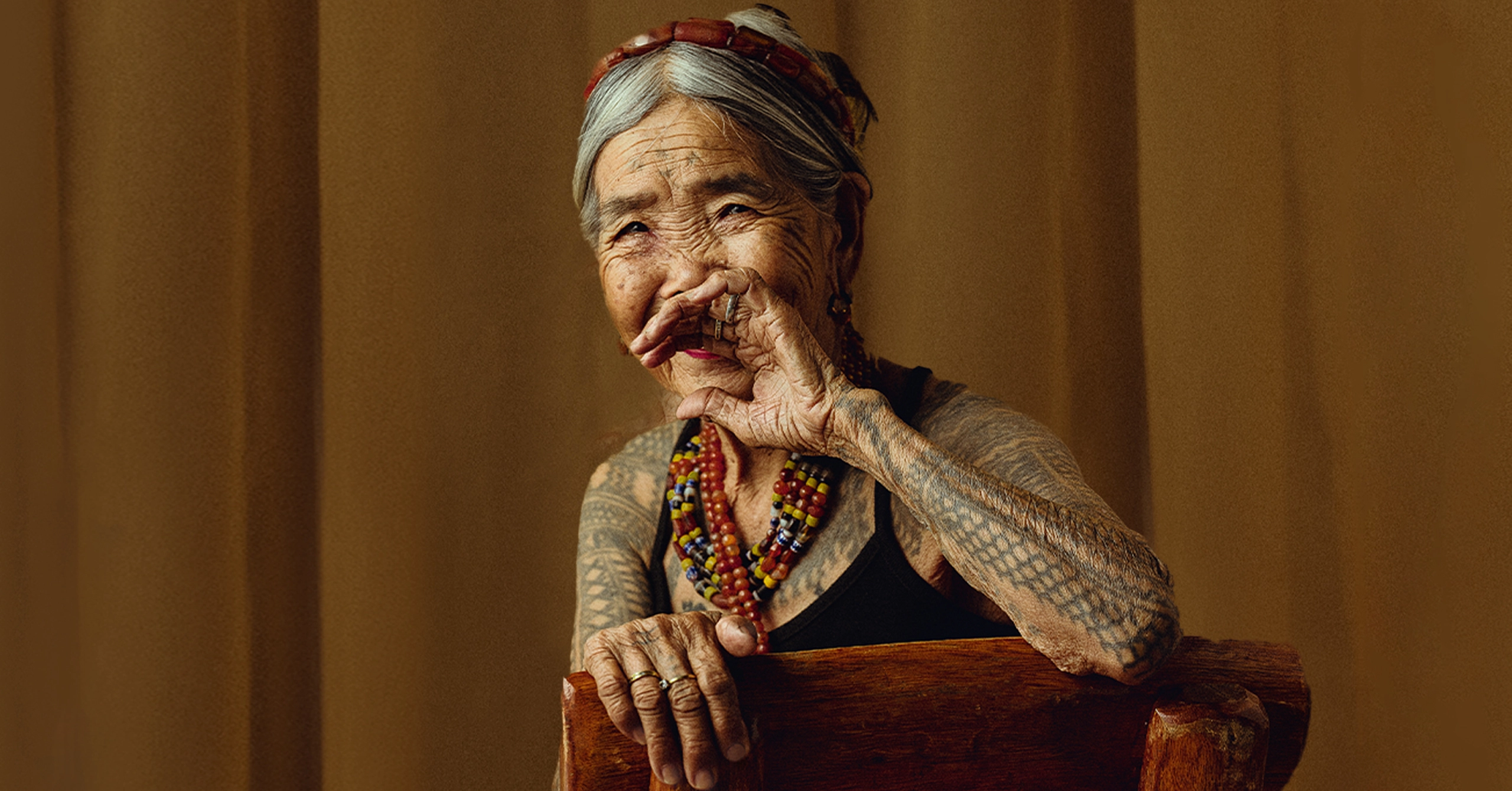 Tatuadora Indígena De 106 Anos é A Mulher Mais Velha A Estampar Capa Da